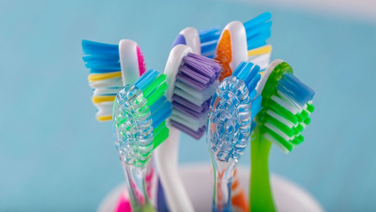 ¿Cómo elegir el correcto cepillo de dientes?
